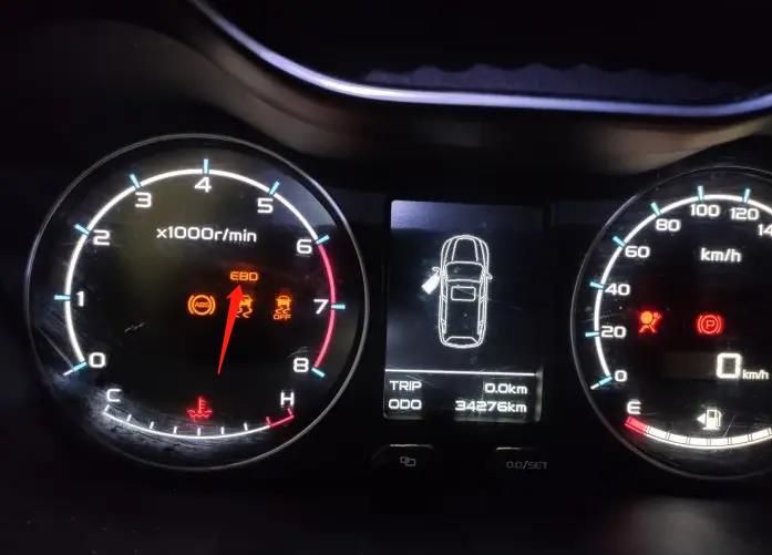 汽车ebd灯亮是什么原因-有驾