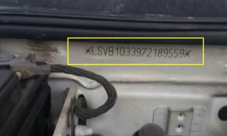 别克车架号钢印在哪里-有驾