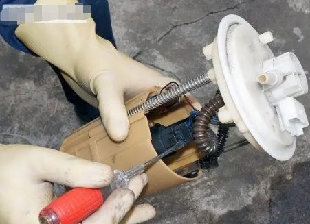 低燃油压力调节燃油压力超出规定-有驾